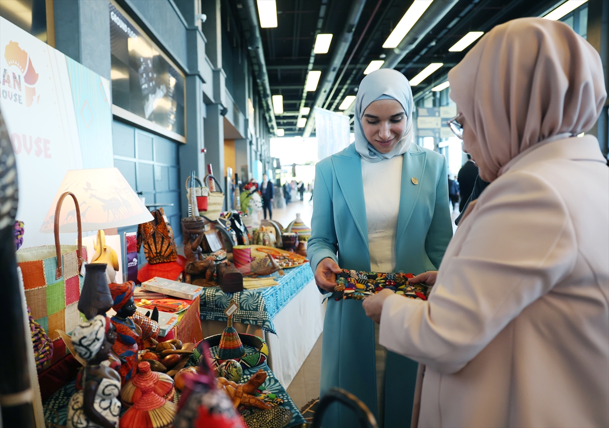 Ona je ljubazna, smirena, lijepa, samouvjerena i obrazovana - ona je Latifa al-Droubi, prva dama ...